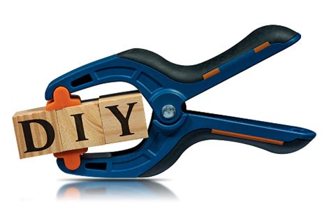 흰색에 고립 된 나무 블록으로 만든 스프링 클램프 및 텍스트 Diy 바이스 플라이어에 대한 스톡 사진 및 기타 이미지 바이스