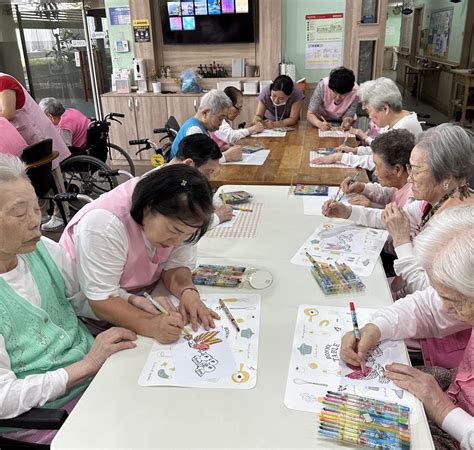 06월 24일 일반실 치매전담실 오후 프로그램은 새둥지 활동을 진행하였습니다~ 어르신들께서는 새 도안을 예쁘게 색칠하고 오려 종이접시에 논현글라라의집♡ Band