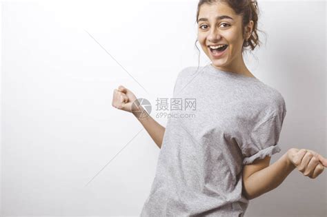 白色背景上微笑的印度女孩高清图片下载 正版图片504130364 摄图网