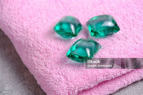테리 핑크 깨끗한 수건에 옷을 씻기위한 녹색 캡슐 구체적인 배경에 분홍에 대한 스톡 사진 및 기타 이미지 분홍 빨래 0명 Istock