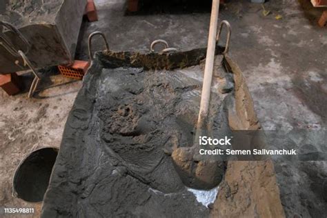 노동자는 연석 블록 설치에서 수레 로부터 콘크리트의 젖은 혼합을 삽 니다 보도 건설에서 연석 테두리 건설 현장에 대한 스톡 사진 및 기타 이미지 Istock