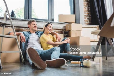 상자를 포위 하는 새로운 집에서 바닥에 앉아 아름 다운 젊은 부부 새 집으로 이사에 대한 스톡 사진 및 기타 이미지 새 집으로 이사 아시아인 커플 Istock