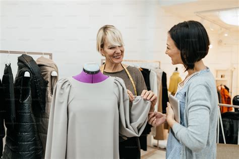 패션 스튜디오에서 일하는 두 명의 전문 디자이너 창조적 인 사람들 개념입니다 사진 Unsplash의 유행 이미지