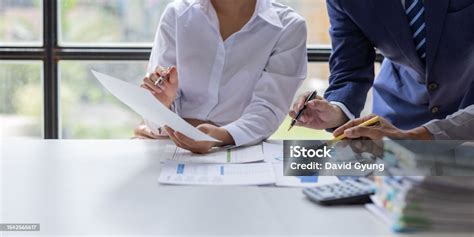 태블릿과 문서로 직장에서 일하는 비즈니스 인력 팀 세금 재무 보고서 분석 계획 사업 계획 투자 재무 분석 경제 비즈니스 토론