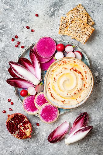 올리브 오일 맛을 낸 수 제 후 머 스와 파프리카와 신선한 야채 무 박 무 레드 치 커리 석류 건강 한 채식 전채 또는 식사 플래터 0명에 대한 스톡 사진 및 기타 이미지