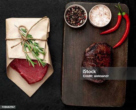스테이크 원시와 준비 레스토랑 메뉴 또는 프로 모션 컨셉 고기에 대한 스톡 사진 및 기타 이미지 고기 메뉴판 미식가 Istock