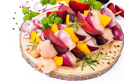 야채 자두 노란 고추 양파 향신료 허브 흰색 배경이 있는 생 닭고기 꼬치 익히지 않은 고기 꼬치 생고기 조각과 꼬치 평면도 닭 꼬치 가슴살 필레 고기 고기에 대한 스톡 사진