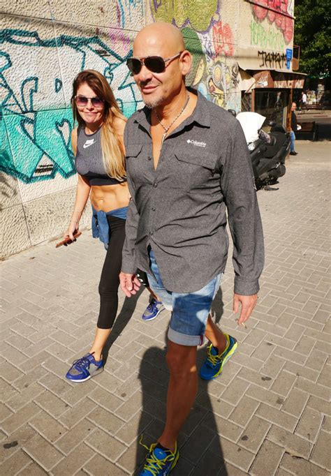 אביבה תבורי ועופר גרסי מתווכחים ברחוב Tmi