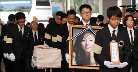 더욱 슬프게 하는 배우 장진영 영정