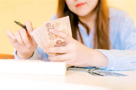 홈 비즈니스 와 작업 성공 개념 소프트 포커스 뷰티 여자에서 행복 감 의 카운트 많은 지폐와 기록 노란색 파스텔 배경 가정