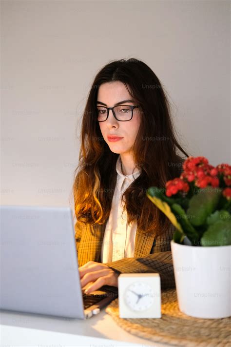 노트북 컴퓨터 앞 책상에 앉아 있는 여자 사진 Unsplash의 랩톱 이미지