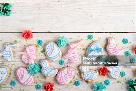 설탕 뿌리와 함께 흰색 나무 테이블 배경에 달걀 닭고기와 토끼 모양의 부활절 서리가 내린 쿠키 플랫 레이 수평 모형 0명에 대한 스톡 사진 및 기타 이미지 Istock