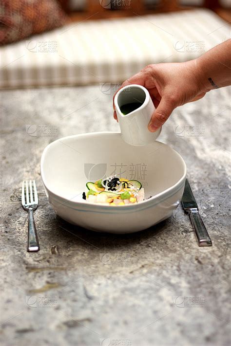 厨师准备了一道美味的青酱玉米、鱼和黄瓜 厨师准备了一道美味的青酱玉米、鱼和黄瓜