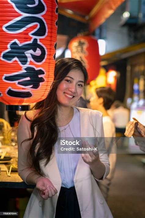 초상화 의 젊은 아시아 여자 에 야외 일본 이자카야 술집 후 작업 도쿄에 대한 스톡 사진 및 기타 이미지 도쿄 바 카운터 20 24세 Istock