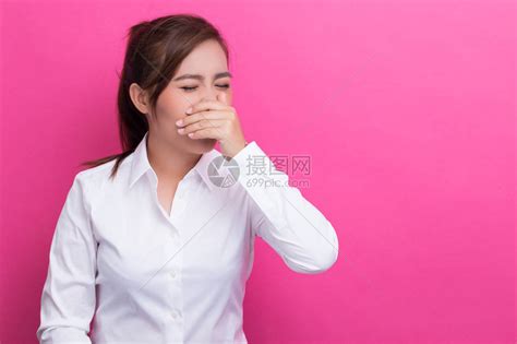 女人摸她的鼻子高清图片下载 正版图片504054254 摄图网