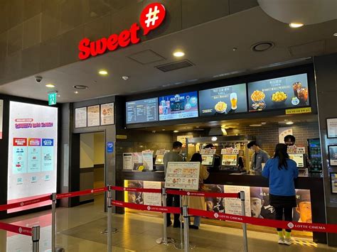 잡채밥·치킨샐러드…침체한 영화관 먹거리로 수익창출 모색