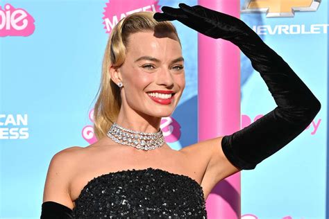 Margot Robbie Sparkled In Nearly 380 Carats Of Diamonds At The ‘barbie