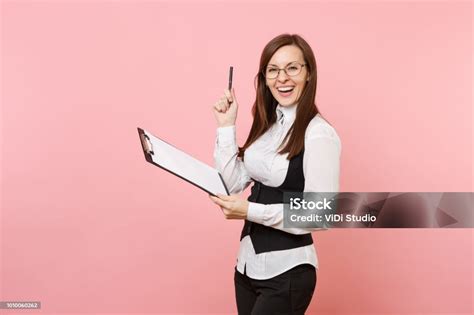 종이 문서와 펜 핑크 배경에 고립 된 클립보드 태블릿을 들고 안경에 젊은 즐거운 성공적인 비즈니스 여자 여자 보스입니다 성과 경력 부입니다 광고에 대 한 공간을 복사 합니다