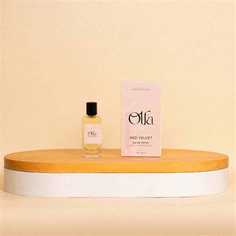 Patchi Tin Box Of 22 Pieces And 20 Red Roses