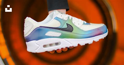 파란색 데님 청바지와 회색과 흰색 나이키 운동화를 신은 사람 사진 Unsplash의 무료 구두 이미지