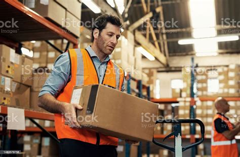 창고 상자 및 남자 운반 재고 재고 또는 산업 패키지 물류 보관 또는 유통을 위한 작업자 개인 또는 직원 리프팅 박스 화물 또는 공급망용 화물 공급망에 대한 스톡 사진 및