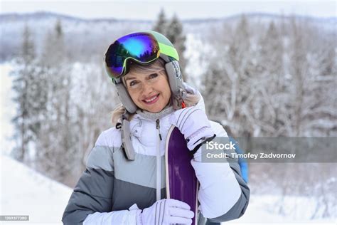 스키 리조트에서 활강 스키를 타는 행복하고 웃는 중년 여성의 초상화 스키타기에 대한 스톡 사진 및 기타 이미지 스키타기 여자 한 명의 여자만 Istock