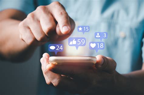 스마트 폰 타이핑을 사용하여 이모티콘과 텍스트를 온라인으로 다른 사람과 의사 소통하는 남자 스마트 폰 화면 위의 알림 아이콘 메시지 이메일 댓글 및 스타와 개념 45 49