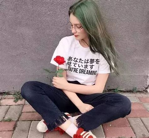 18岁乌克兰少女 因发色酷炫迅速走红 拥有几百万粉丝发色乌克兰少女新浪新闻