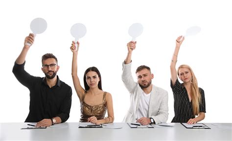 하얀 배경의 테이블에 빈 점수 표지판을 들고 실망한 심사 위원단 텍스트를 위한 공간 25 29세에 대한 스톡 사진 및 기타 이미지 25 29세 30 34세