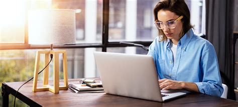 노트북을 가지고 일하는 청녀 컴퓨터를 통해 인터넷에 연결하는 여성 프리랜서 블로거 또는 저널리스트가 새로운 기사를 작성합니다 노트북에 대한 스톡 사진 및 기타 이미지