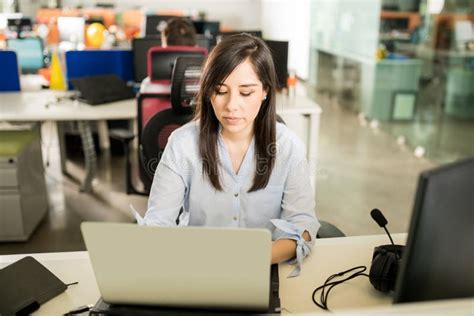 Desarrollador De Software De Sexo Femenino Que Trabaja En Su Escritorio Foto De Archivo Imagen