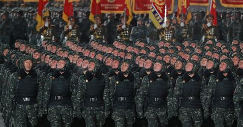 열병식 열린 평양 김일성광장…행진 하는 북한 군인들