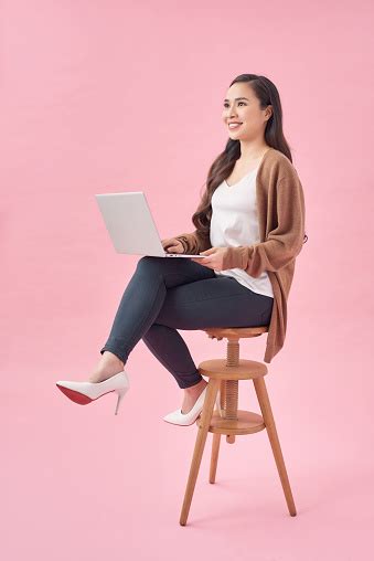 Gadis Itu Berselancar Melalui Internet Dan Mencari Beberapa Informasi Menarik Dia Bekerja Di