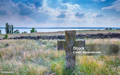 돌 무덤은 1719 세기의 고대 기독교 묘지에 교차합니다 드니프로 강 의 오른쪽 제방에 있는 대초원 언덕 우크라이나 자포리즈히아 시치의 코사크 정착촌 이전 Feather