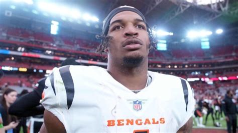 Video Jamarr Chase Snubs Hug From Woman In Nyc Days After Awkward