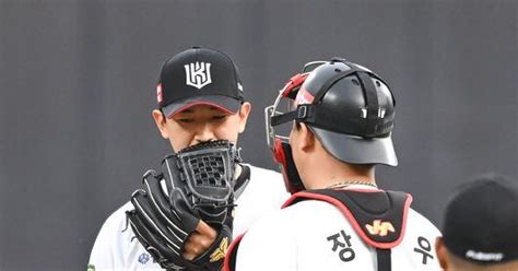 사진 고영표 장성우1회 첫 위기부터 잘 넘겨보자 조선일보 사진 고영표 장성우1회 첫 위기부터 잘 넘겨보자 조선일보