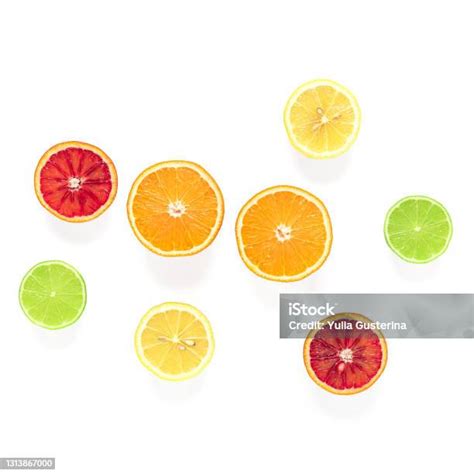 다양한 감귤류 과일은 흰색 배경에 반으로 분리 되어 있습니다 맨 위 보기입니다 0명에 대한 스톡 사진 및 기타 이미지 0명 감귤류 과일 개념 Istock