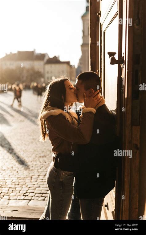 L Homme Et Une Femme Embrassent Et Embrassent Les Rayons Du Soleil D Automne Photo Stock Alamy