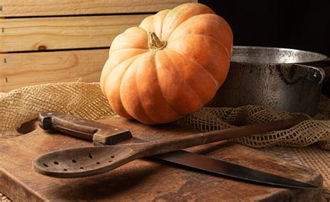 호박 호박 칼 판 테이블에 철 냄비 소박한 직물과 나무 검은 배경 선택적 초점과 소박한 배열 0명에 대한 스톡 사진 및 기타