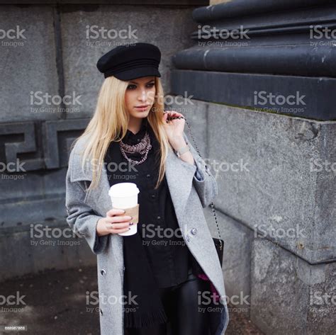 가 세련 된 모자와 회색 코트에 여자 엉덩이 젊고 매력적인 금발 커피와 도시 주변 산책 가을에 대한 스톡 사진 및 기타 이미지