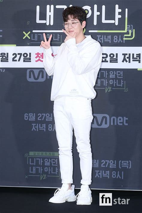 포토 딘딘 귀엽게 브이 2개 헉스