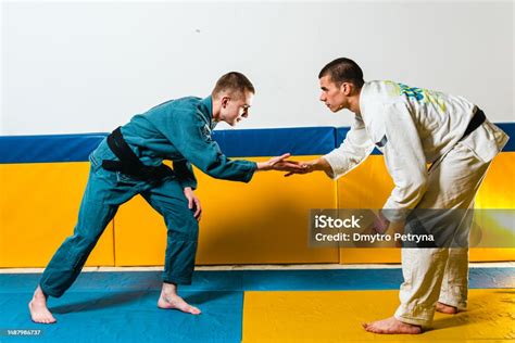 브라질리언 주짓수와 남자들을 위한 그래플링 훈련은 자기 방어 체육관에서 20 24세에 대한 스톡 사진 및 기타 이미지 20 24세 2명 Combat Sport