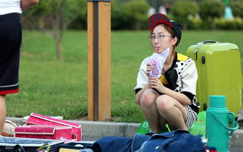 直击毕业季的大学跳蚤市场，漂亮学姐，买就送香吻学姐跳蚤市场香吻新浪新闻