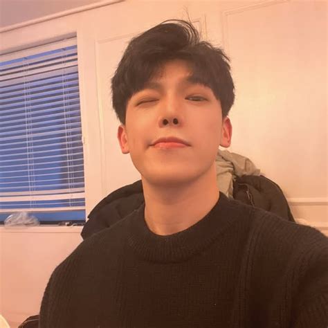 호영 Desmondhong • Threads Say More