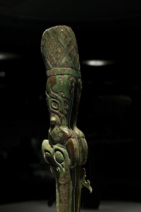 【三星堆】神秘文物探源 2 青铜大立人像拿的是什么、神树与祭坛解析【多图】 知乎