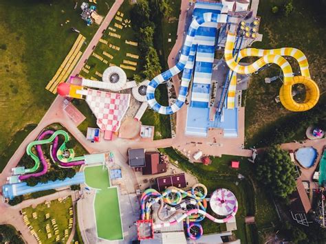 아쿠아파크의 다채로운 플라스틱 슬라이드 수영장이 있는 슬라이더 워터파크에서 여름 휴가 즐기기 아쿠아파크 조감도 프리미엄 사진