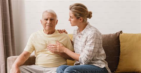 불안한 여성과 집에서 심장 마비 증상이있는 관상 동맥 질환을 앓고있는 노인 아버지 사진 Unsplash의 심장 혈관계 이미지