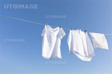 유토이미지 세탁빨래 빨랫줄에 걸어 의류를 건조시키는 사진 이미지