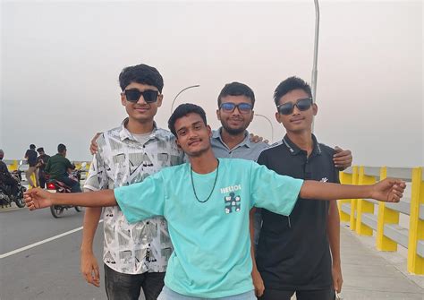 Rashed Khan ব্রিজের উপর দাঁড়িয়ে ভবিষ্যতের দিকে তাকিয়ে। Facebook