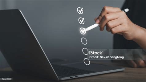 디지털 작업 체크리스트 또는 전자 스마트 일일 체크리스트 개념입니다 사무실 관리 시스템에서 개인 작업을 위해 가상 화면에 체크